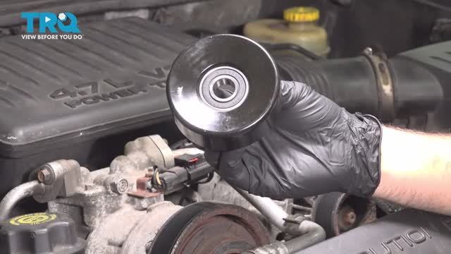 109. Как заменить натяжной ролик мотора 4.7 на Jeep WJ (1999 - 2004)