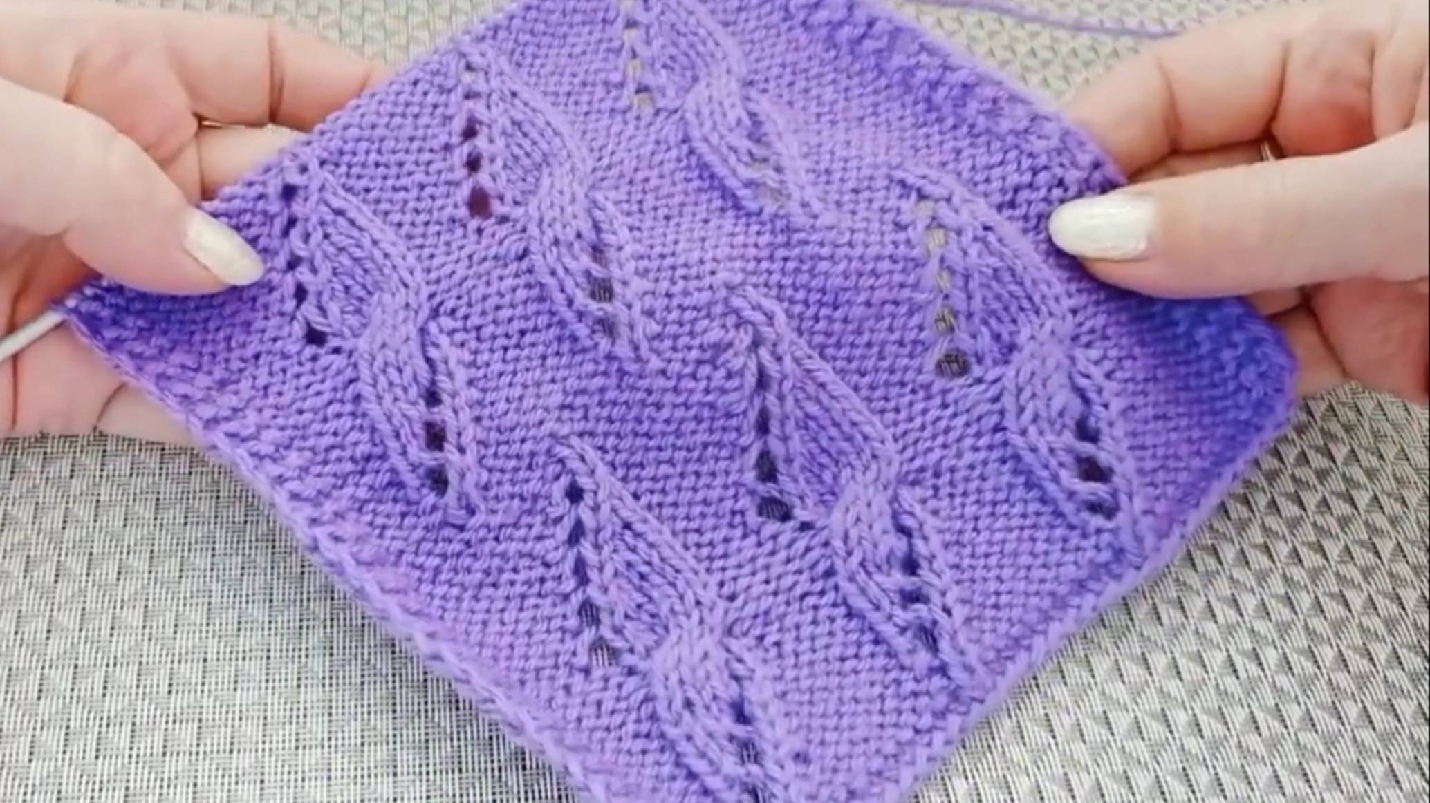 Бесподобный ажурный узор спицами.