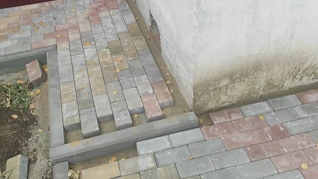 Мастера работают на участке 5 дней , приехал посмотреть как движется работа по укладки плитки .