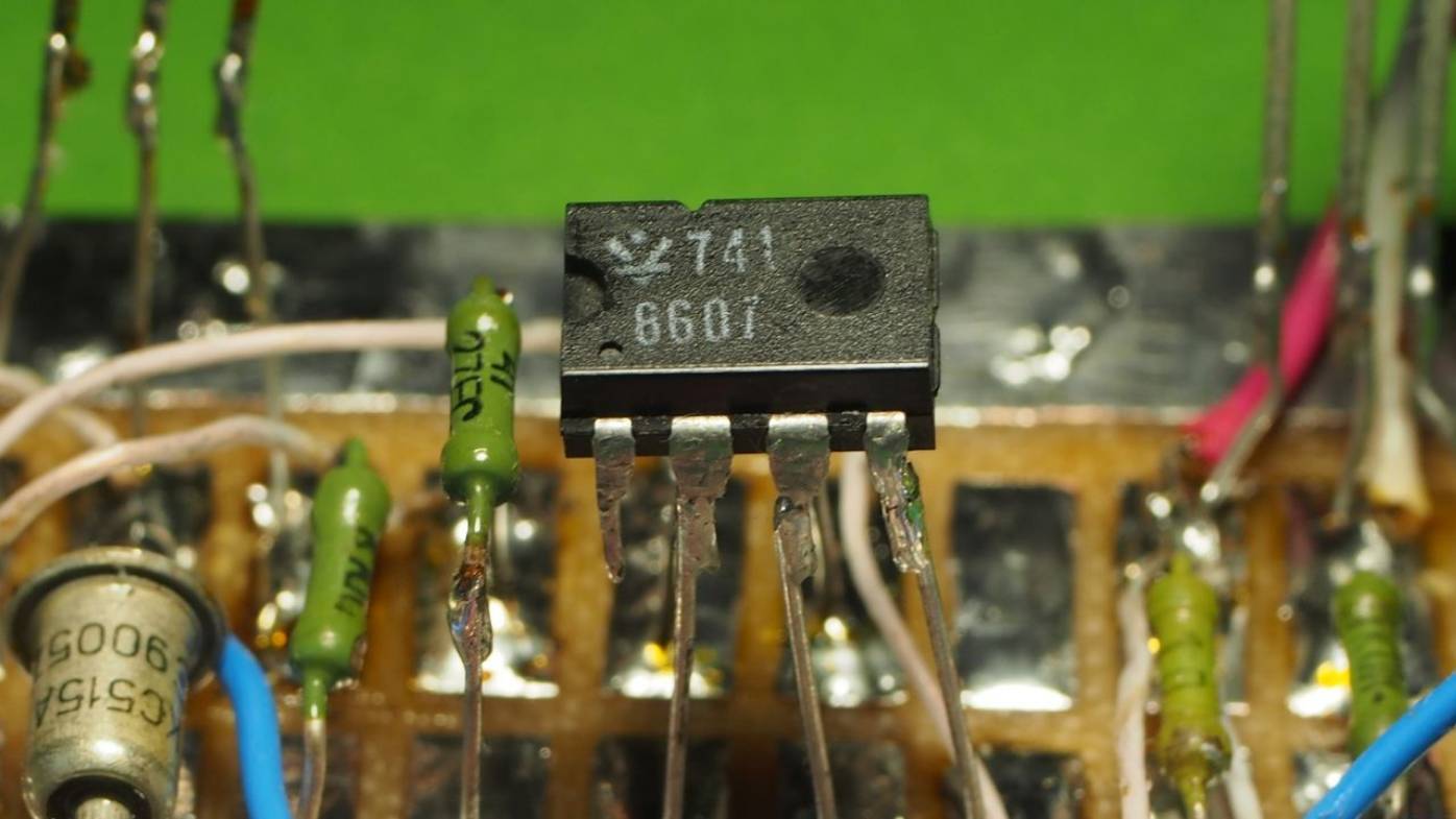 Простой стабилизатор напряжения на ОУ.