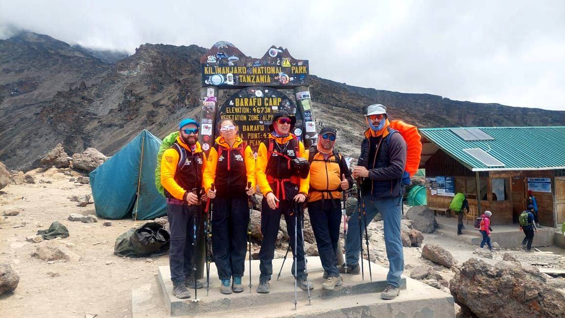 Группа Клуба 7 Вершин "Слова моей подружки" на переходе из лагеря Каранга  в лагерь Косово