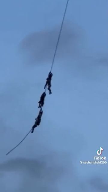 Побег членов парламента Непала на вертолете.