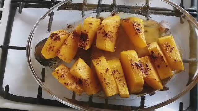 Тыква сладкая  запеченная в духовке с корицей . Простой рецепт но отличный результат.