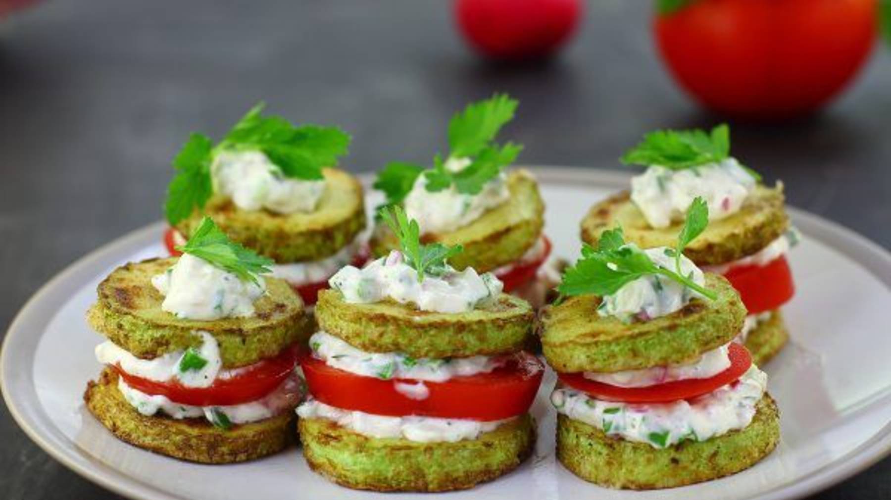 Закуска из кабачков с сыром и помидорами. Можно даже на праздничный стол.