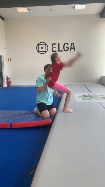 Мы продолжили наши дневные сборы акробатикой