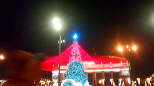 Ёлка у парка Горького #мск #шумгорода #ёлочка