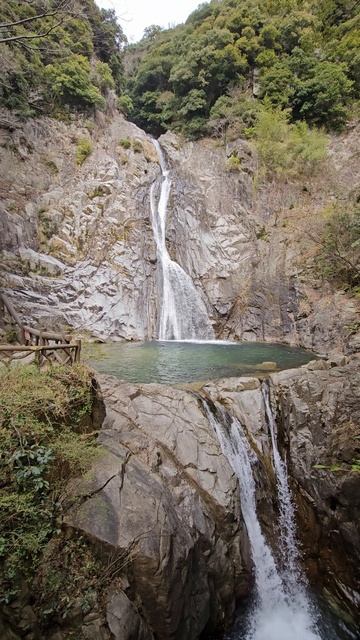 Водопад Нунобики в Японии, город Кобе