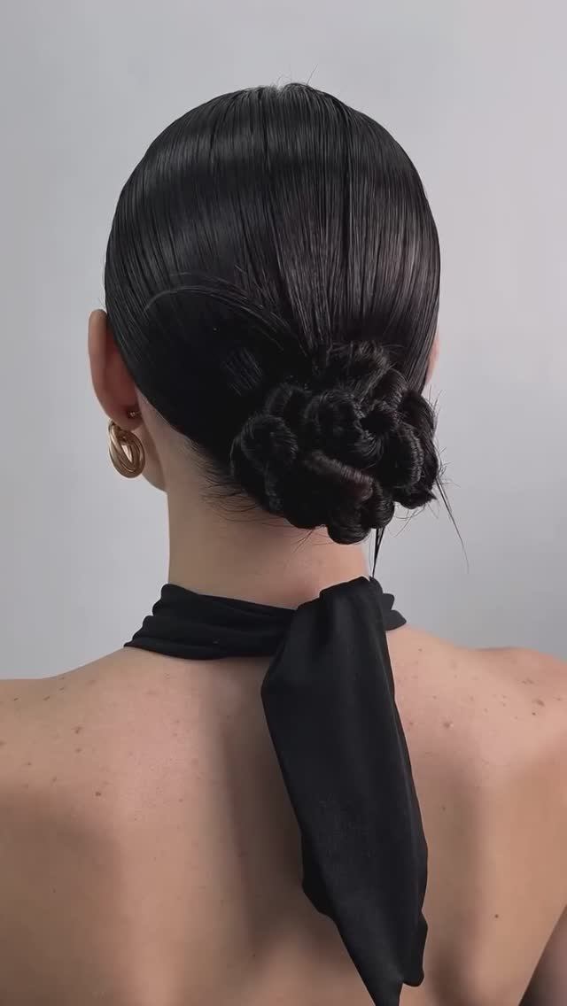 Стильный гладкий пучок на основе жгутов #прическа #укладка #волосы #пучок