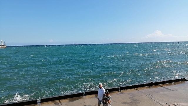 Ялта. Сентябрь. Море волнуется раз, море волнуется два..