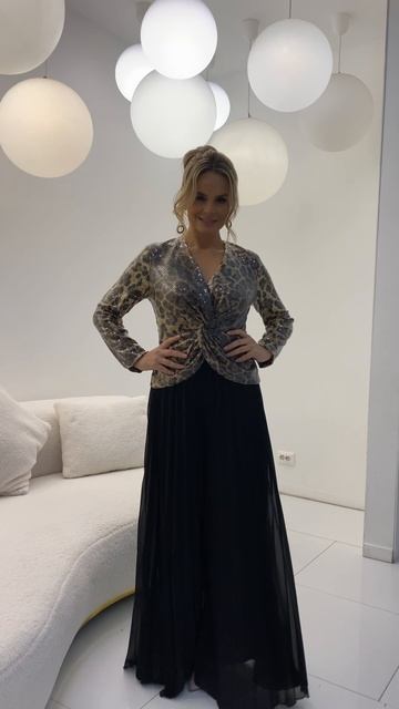 Во все глаза смотрим на красотку