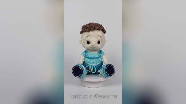 Малыш в комбинезоне