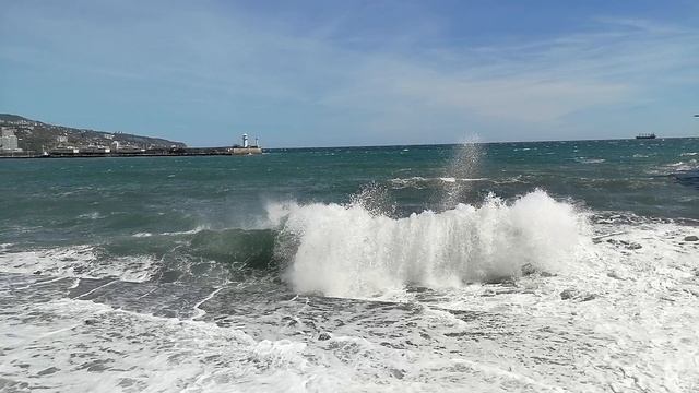 Ялта. Шторм. От волн не оторваться)
