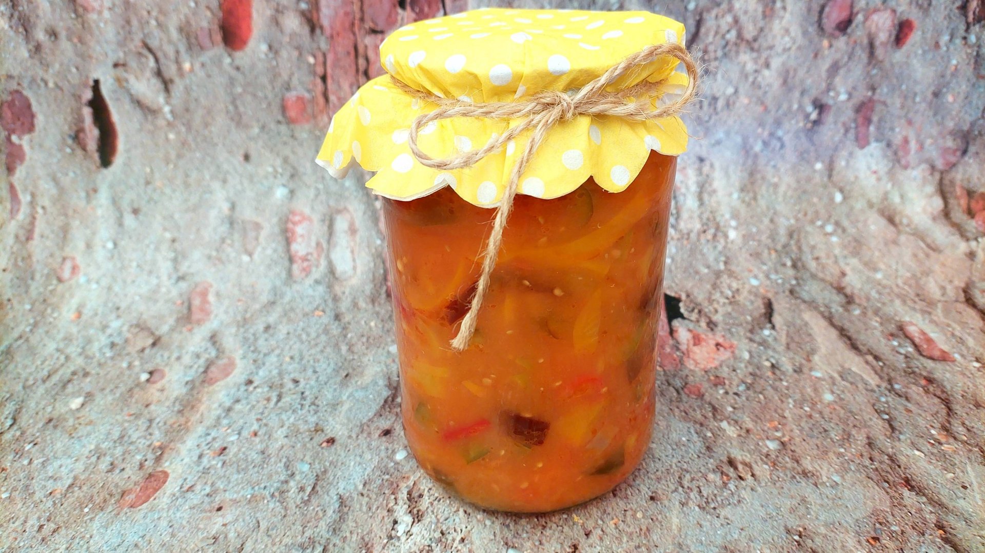 Перец консервированный в измельченных помидорах. Отличный выбор для домашней заготовки.