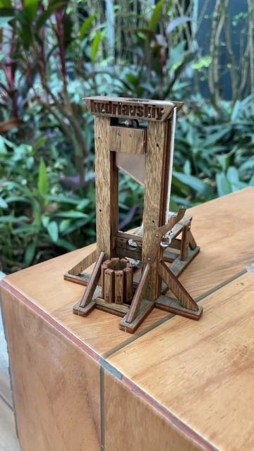 Сборная деревянная  модель гильотины в масштабе 1:25 от KUDRIAVSKIY