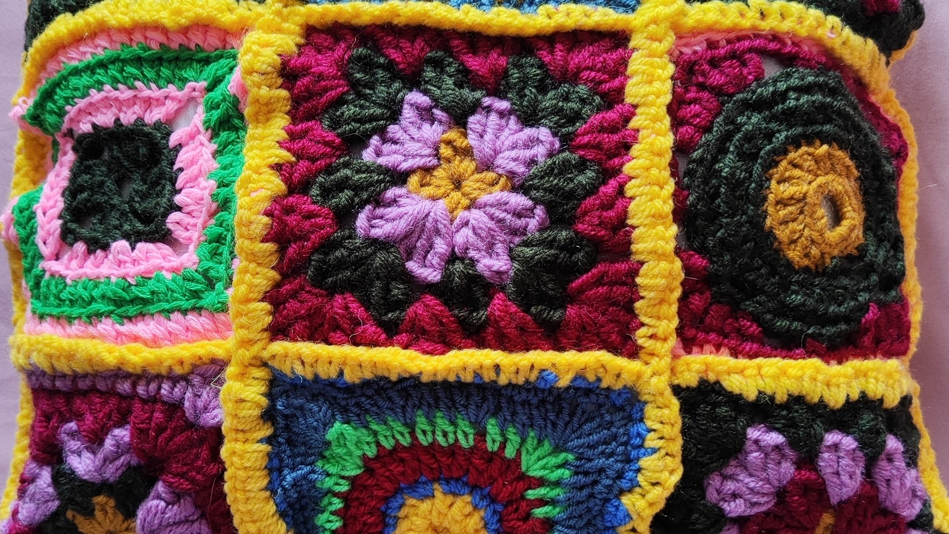 Подушка из бабушкиных квадратов