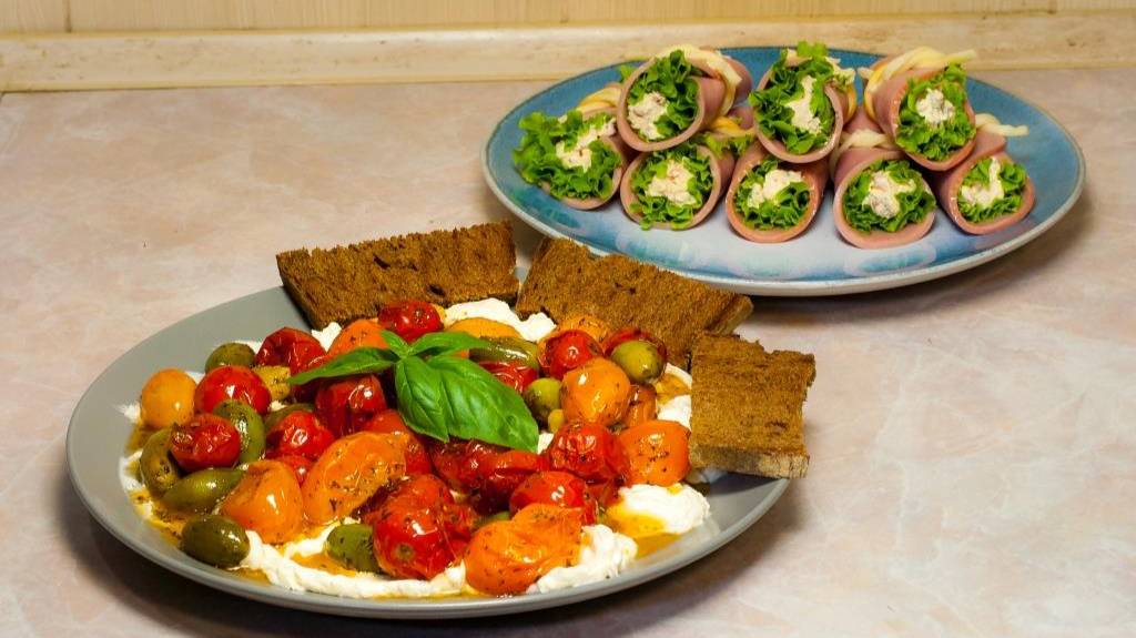 Помидоры миники и Рулетики из ветчины