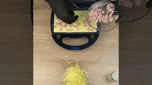 Можно ли приготовить омлет в сэндвичнице? Смотрим в видео!