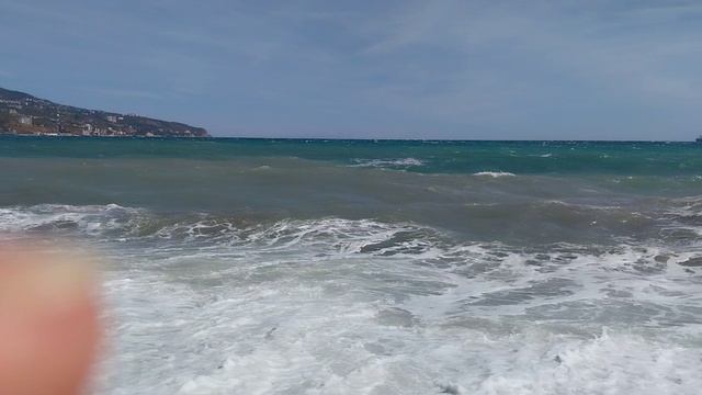 12-09-2025. Ялта. море волнуется два 🌊🌊🌊