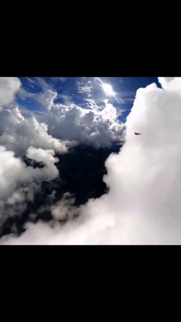 Полет над облаками на вингсьюте