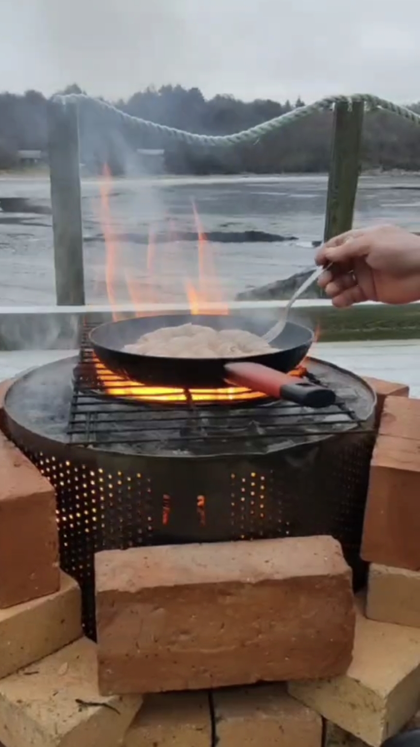 Сосиски с ветчиной и сыром на костре!!!