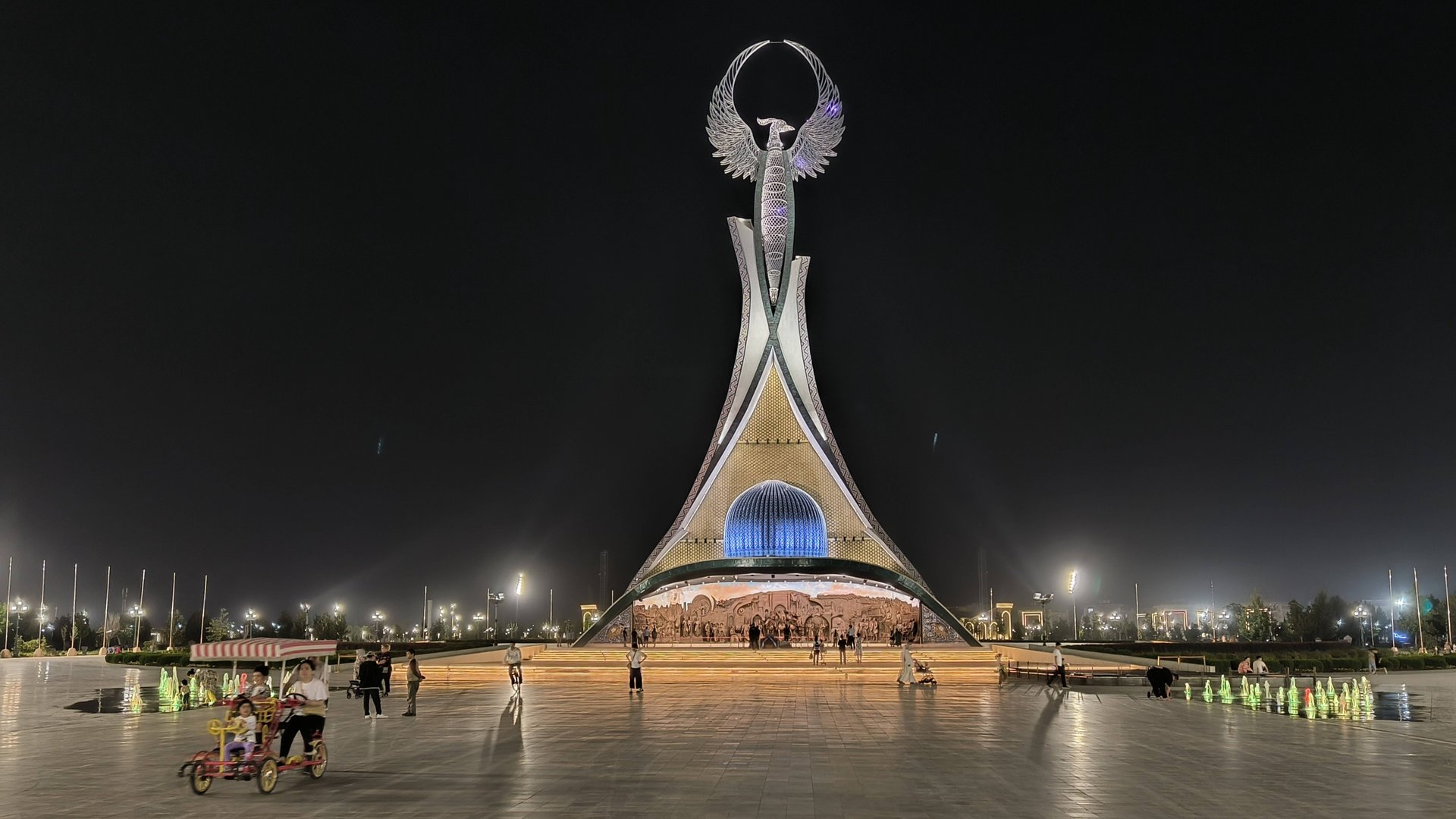 Монумент Независимости в парке "Новый Узбекистан", Ташкент