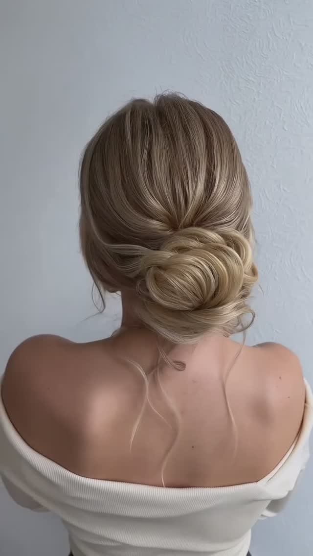 Объемный текстурный пучок - тренд среди невест #прическа #укладка #волосы #пучок
