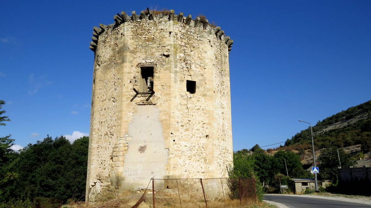 К Чоргуньской  башне 14 века по реке Черная. Севастополь.