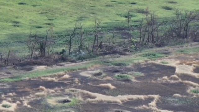 Наш боец, из стрелкового оружия, отбился от нескольких вражеских FPV 💥