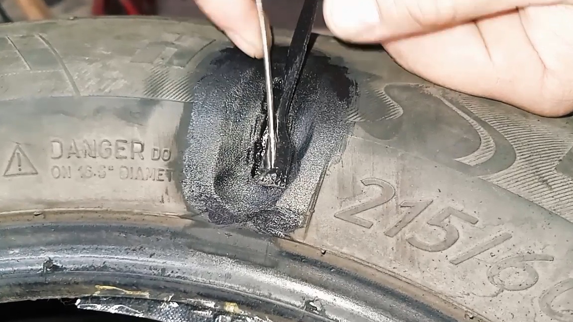 Заполнение воронки сырой резиной. Боковой ремонт шин.