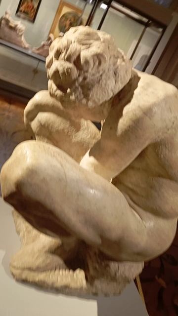 Скорчившийся мальчик. Микеланджело.