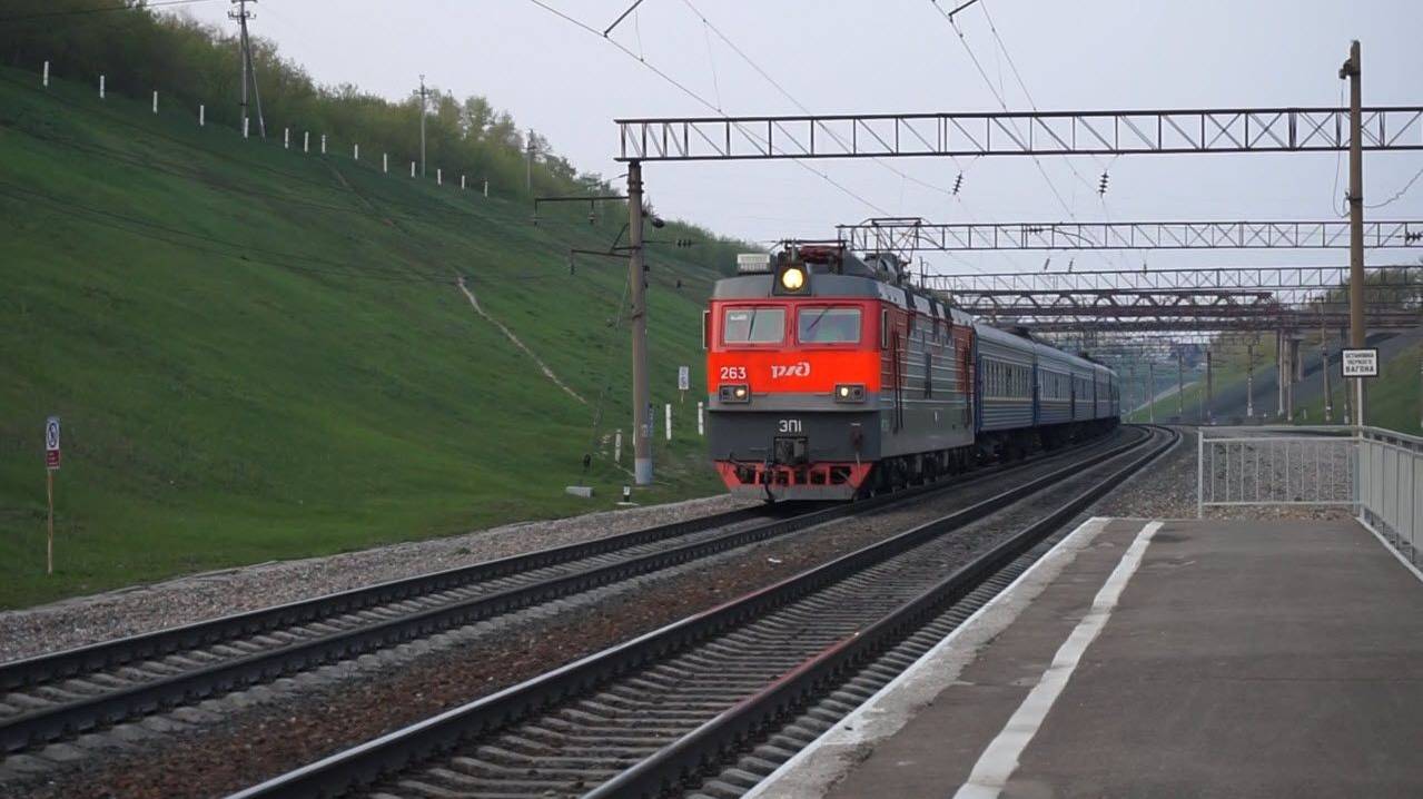 Электровоз ЭП1-263 с казахстанским поездом.