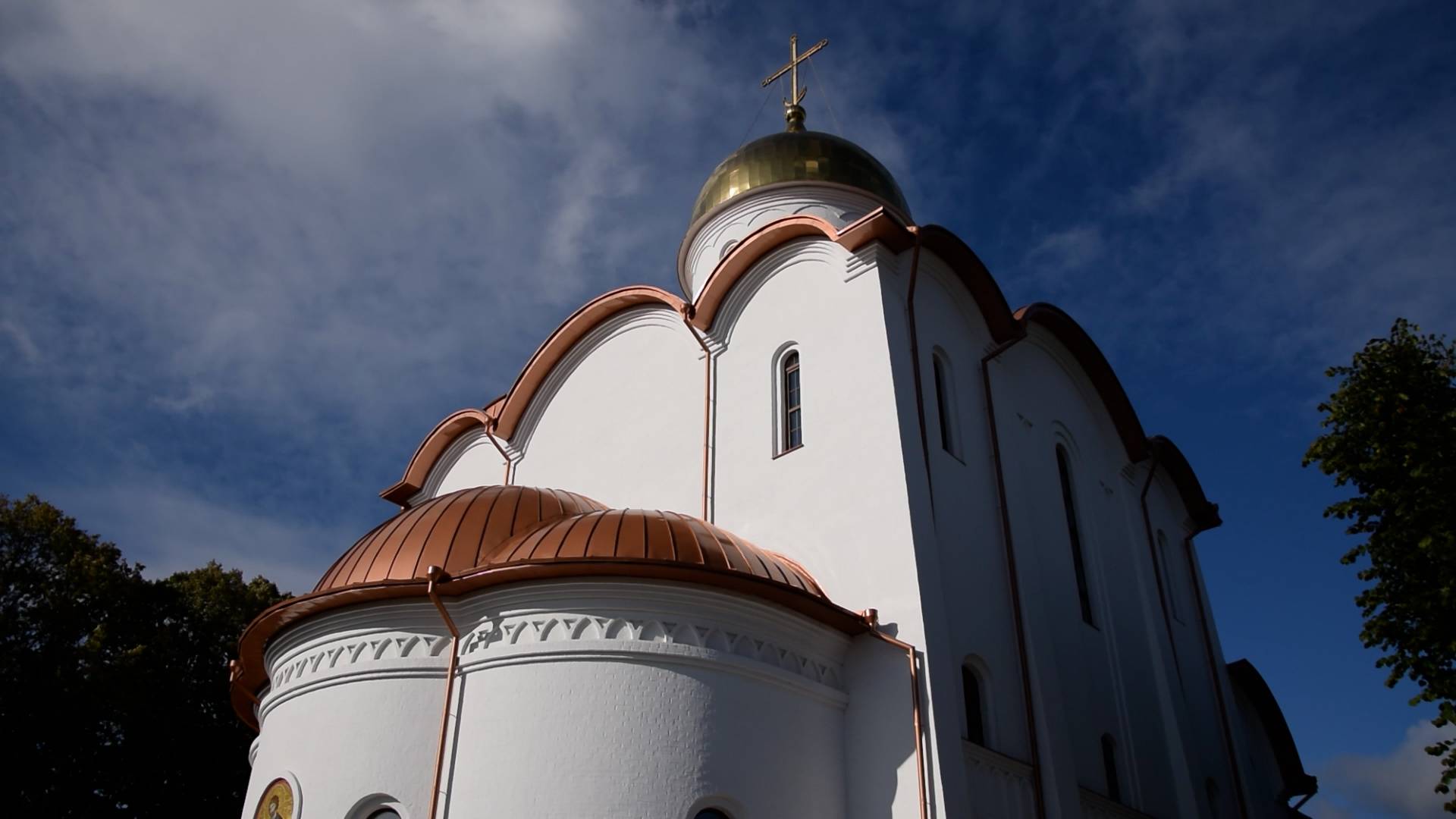 В день памяти святого Александра Невского в строящемся храме освящена мозаика