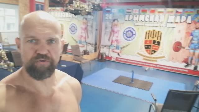 Подготовка зала к Кубку Евразии по армлифтингу 2025