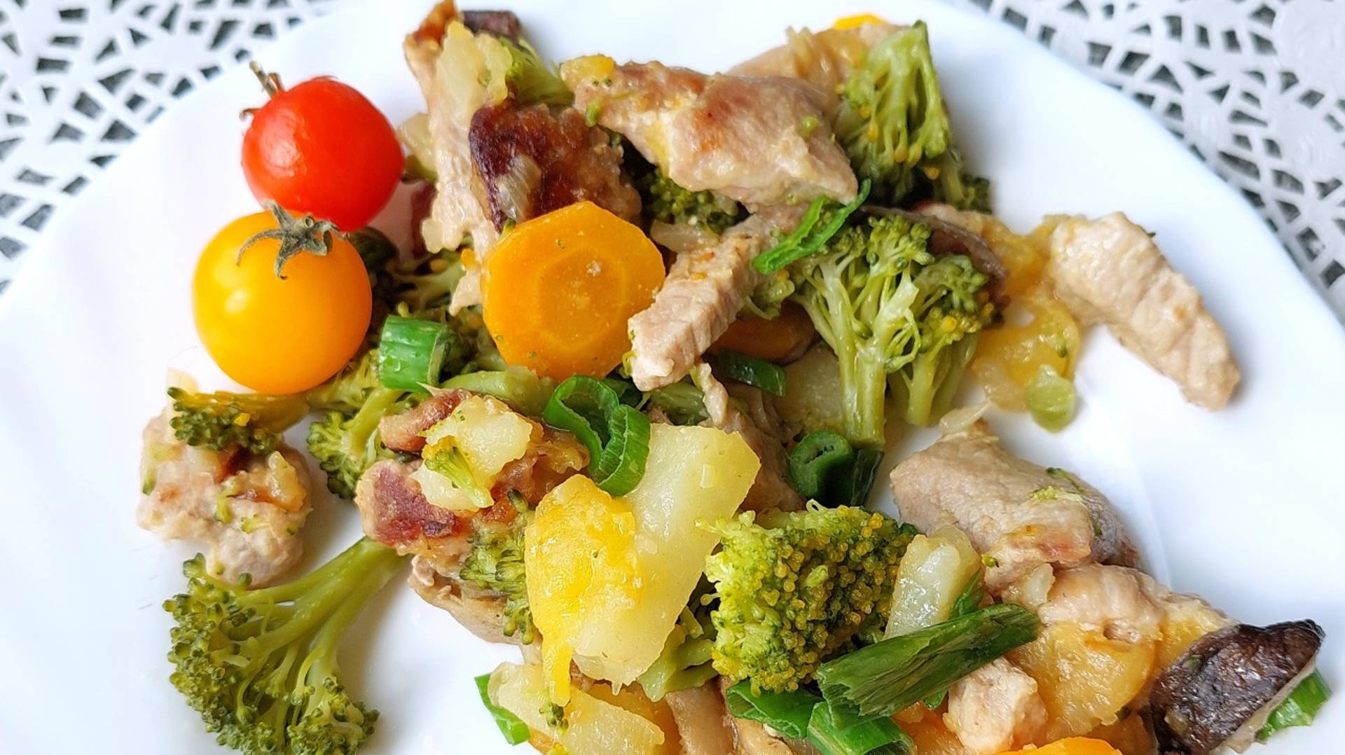 Овощи жареные с мясом и лесными грибами. Полноценное второе блюдо. Хлеб на мелассе.