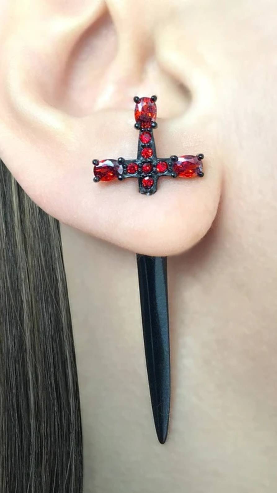 Черные серьги "Кинжалы с россыпью сияющих красных камней по рукоятке" от StarfallShop
