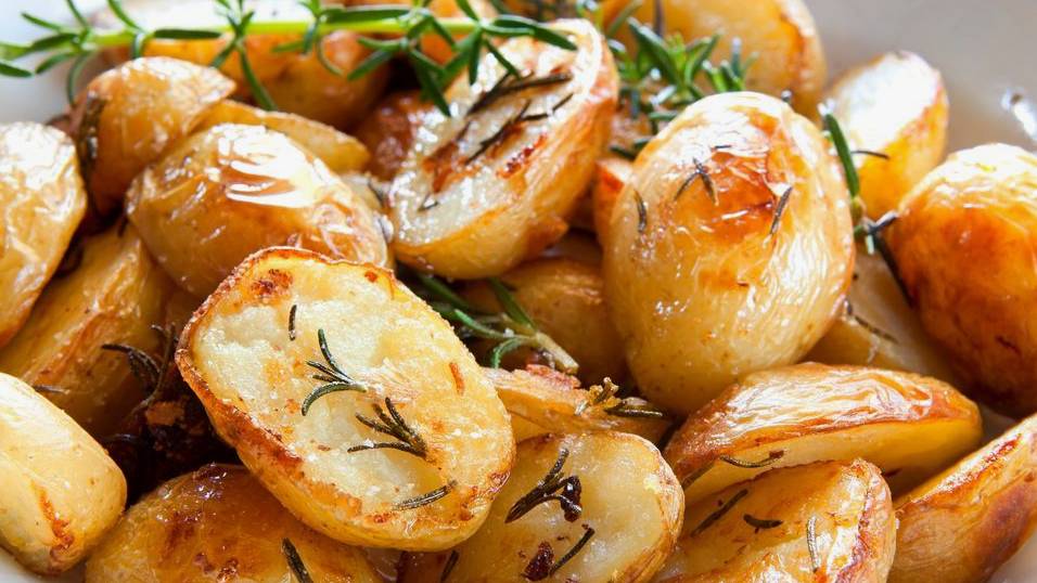 Запечённый картофель с чесночком и зеленью.