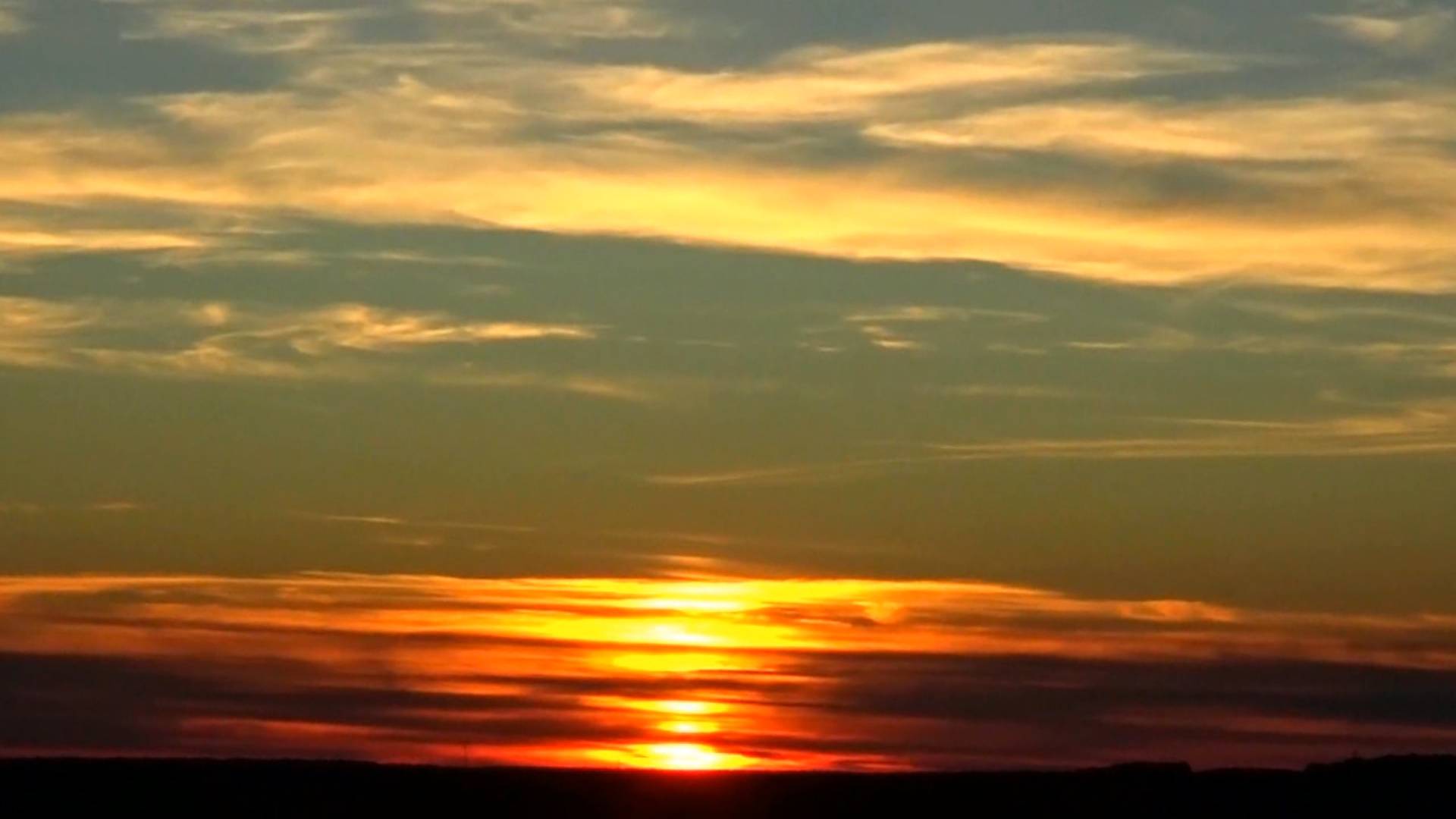 Заходящее сквозь облака солнце. Съемка 13.09.2025