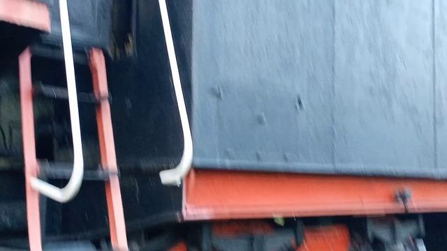паровоз Эр и тепловоз 2ТЭ116 у железнодорожного техникума в С-Петербурге.mp4