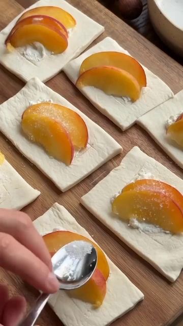Слойки с персиками и творожным сыром #выпечка #готовимдома #рецепты #рецепт
