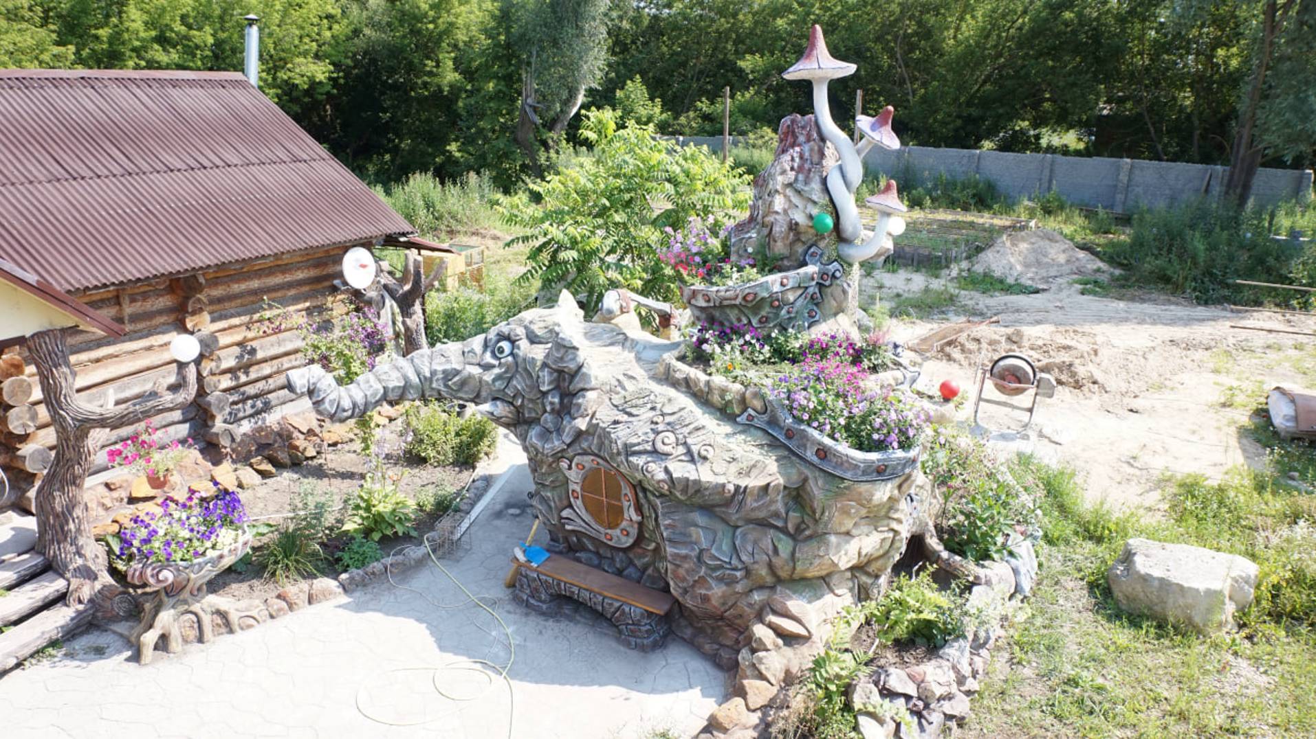 альпийская горка  слон из  арт бетона. цветник..  скала  зона  камина.