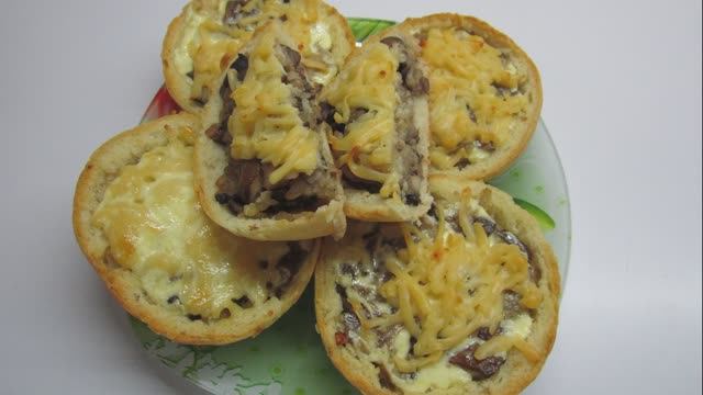 Булочки с грибами и сыром.  Пальцы не откусили, но это очень ВКУСНО!