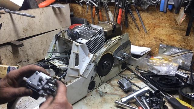 Как откручивая сцепление на бензопиле виртуозно согнуть поршень!)