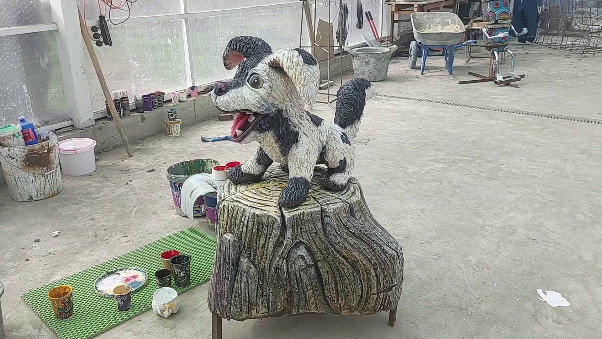 покраска  скульптуры собаки.на даче. краска акриловая