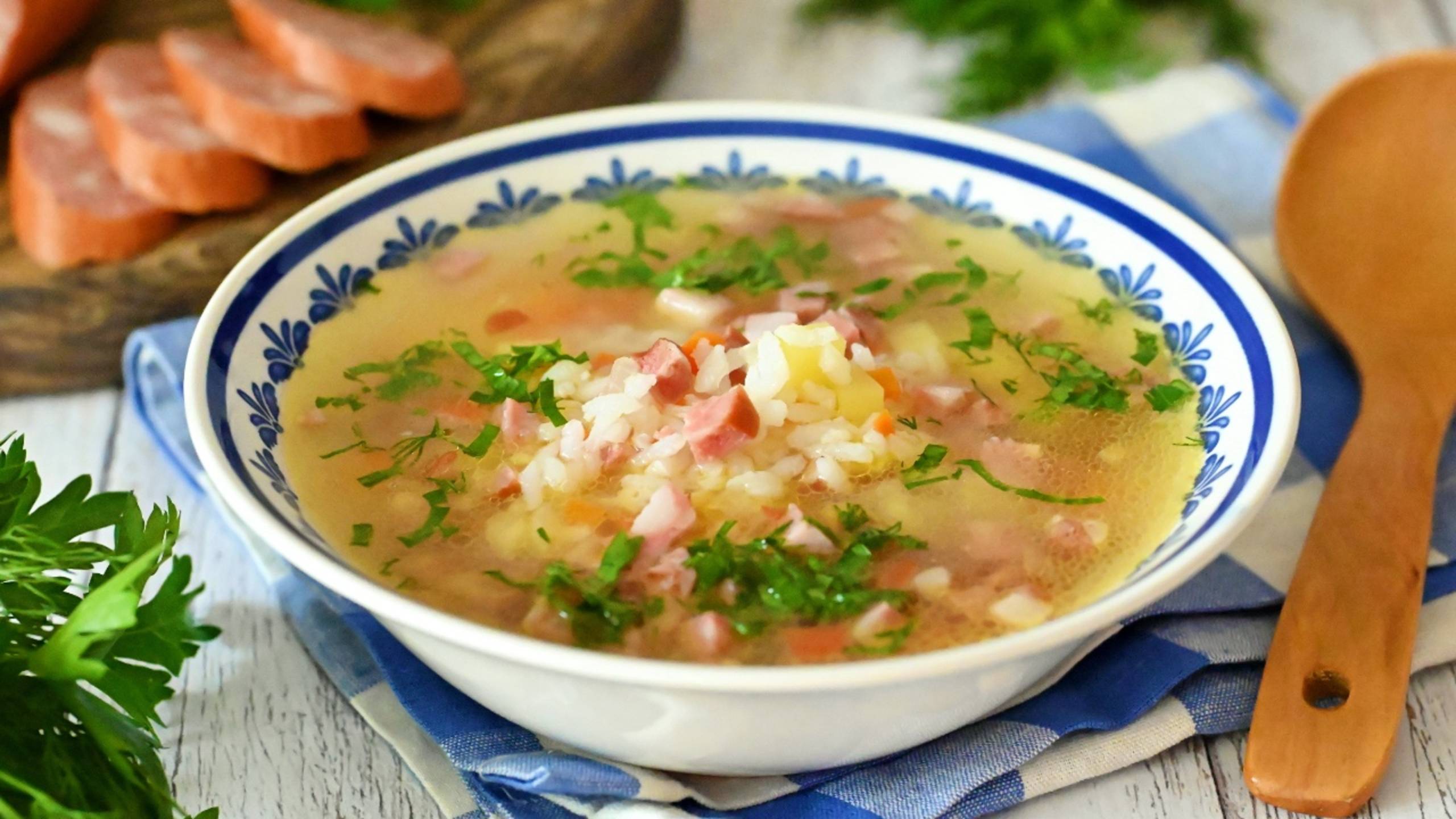 Суп за 30 минут — без бульона, без стресса, с рисом и любимой колбасой. 👉 Просто и по-домашнему.