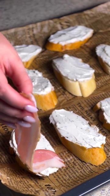 Брускетты с творожным сыром и беконом #закуска #брускетты #бекон