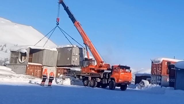 Тот случай, когда крановщику на работе лень переставить автокран