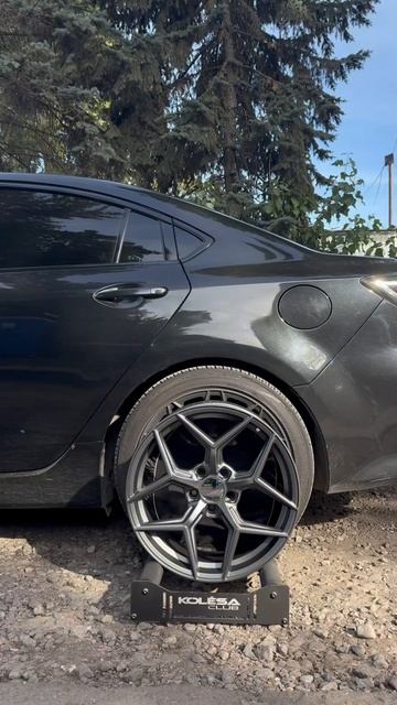 Mazda 6 на примерке дисков в 18-ом диаметре