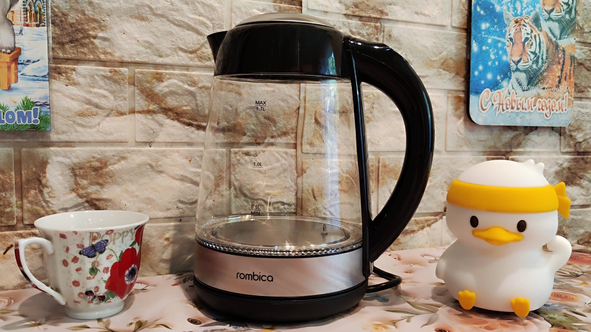 Электрочайник Rombica KE-0104 — демонстрация нагрева воды и подсветки