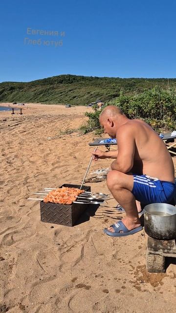 Глеб спит в кресле у моря Щитовая Владивосток