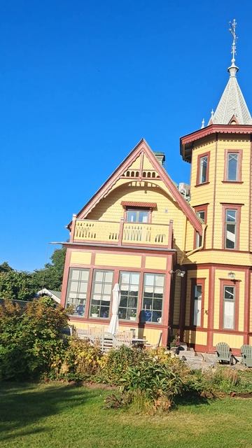 Старинный дом на 2 года старше, чем похожий желтый на моем канале, тот же архитектор